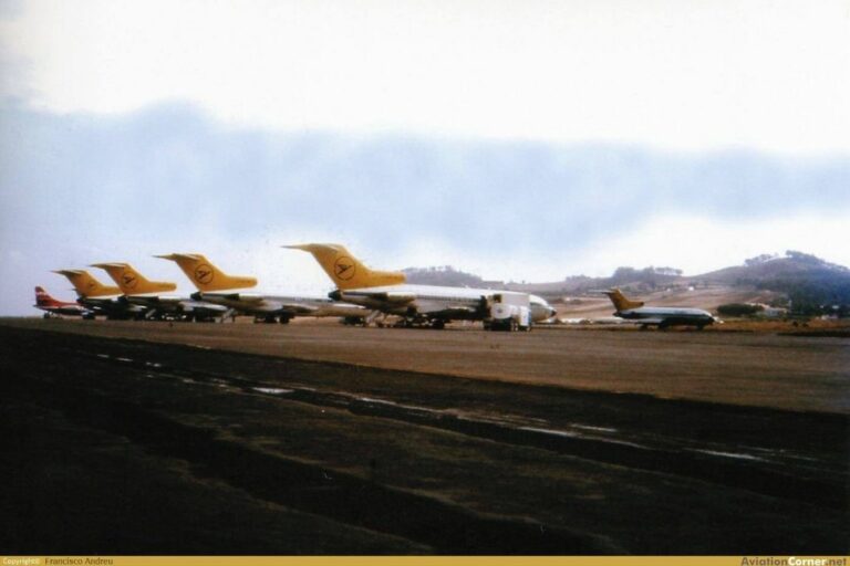 Pleno de aviones Boeing B-727 de Cóndor en Tenerife (1971) » Puente de Mando, por Juan Carlos ...