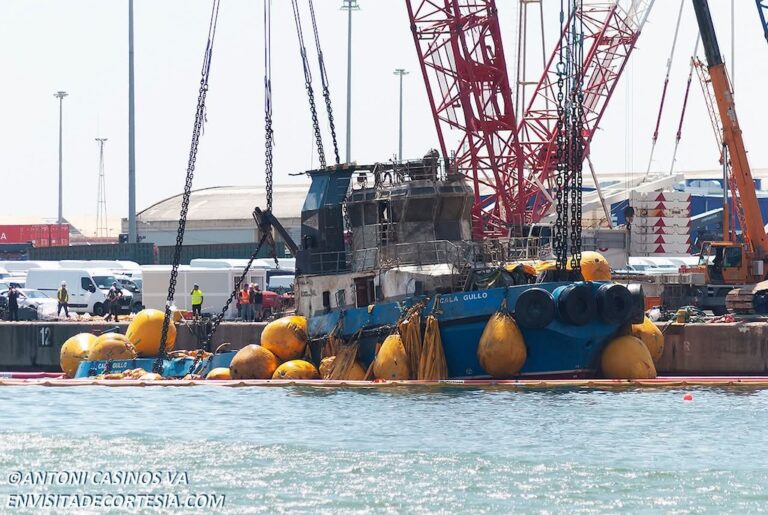 Reflotado el remolcador “Cala Gullo” un mes después de su hundimiento ...