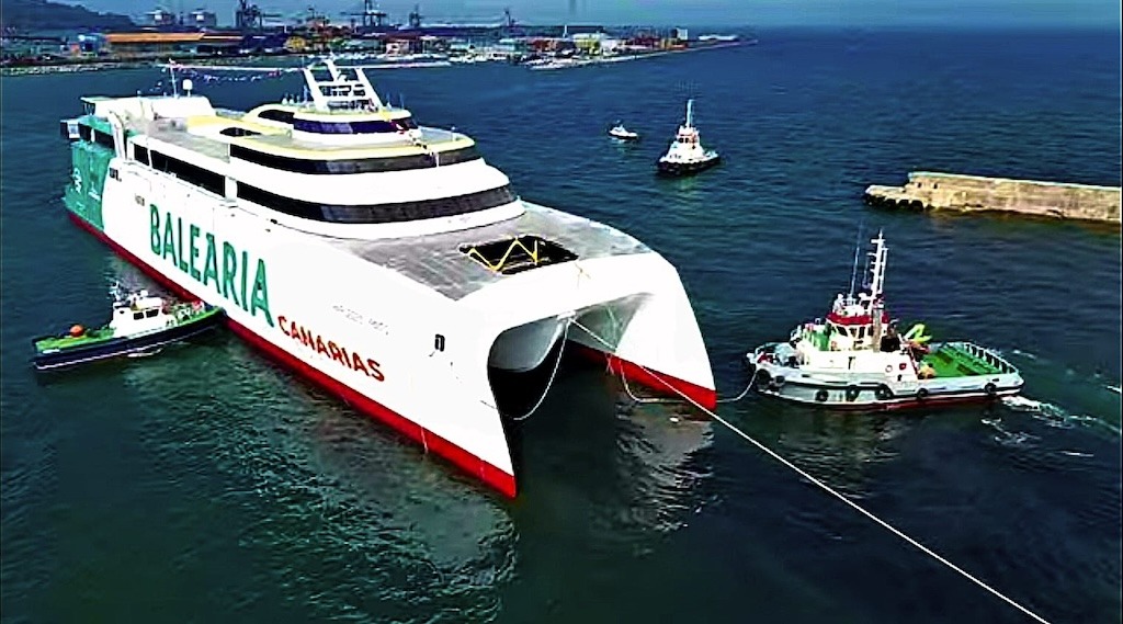 Botadura del catamarán “Mercedes Pinto” de Balearia Canarias en ...