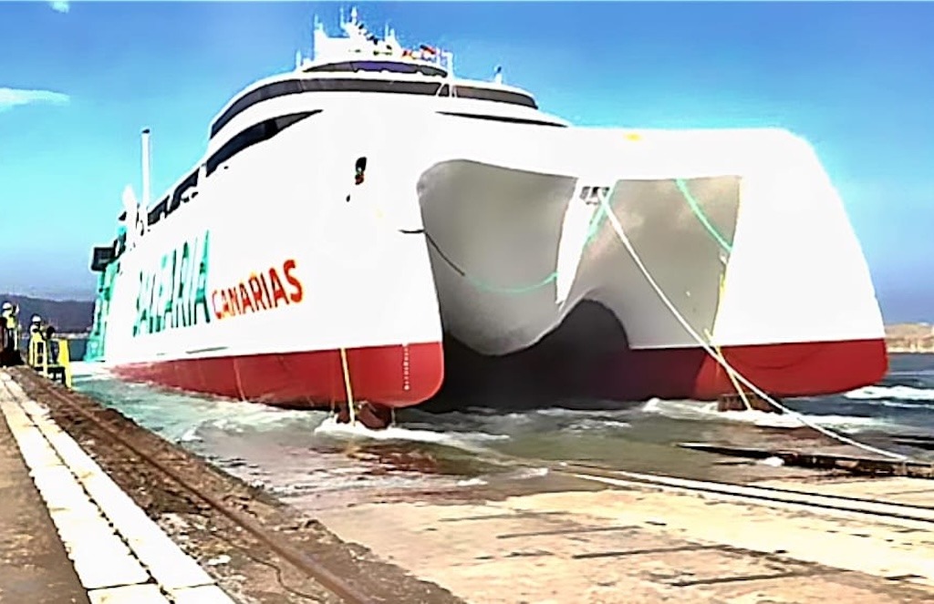 Botadura del catamarán “Mercedes Pinto” de Balearia Canarias en ...